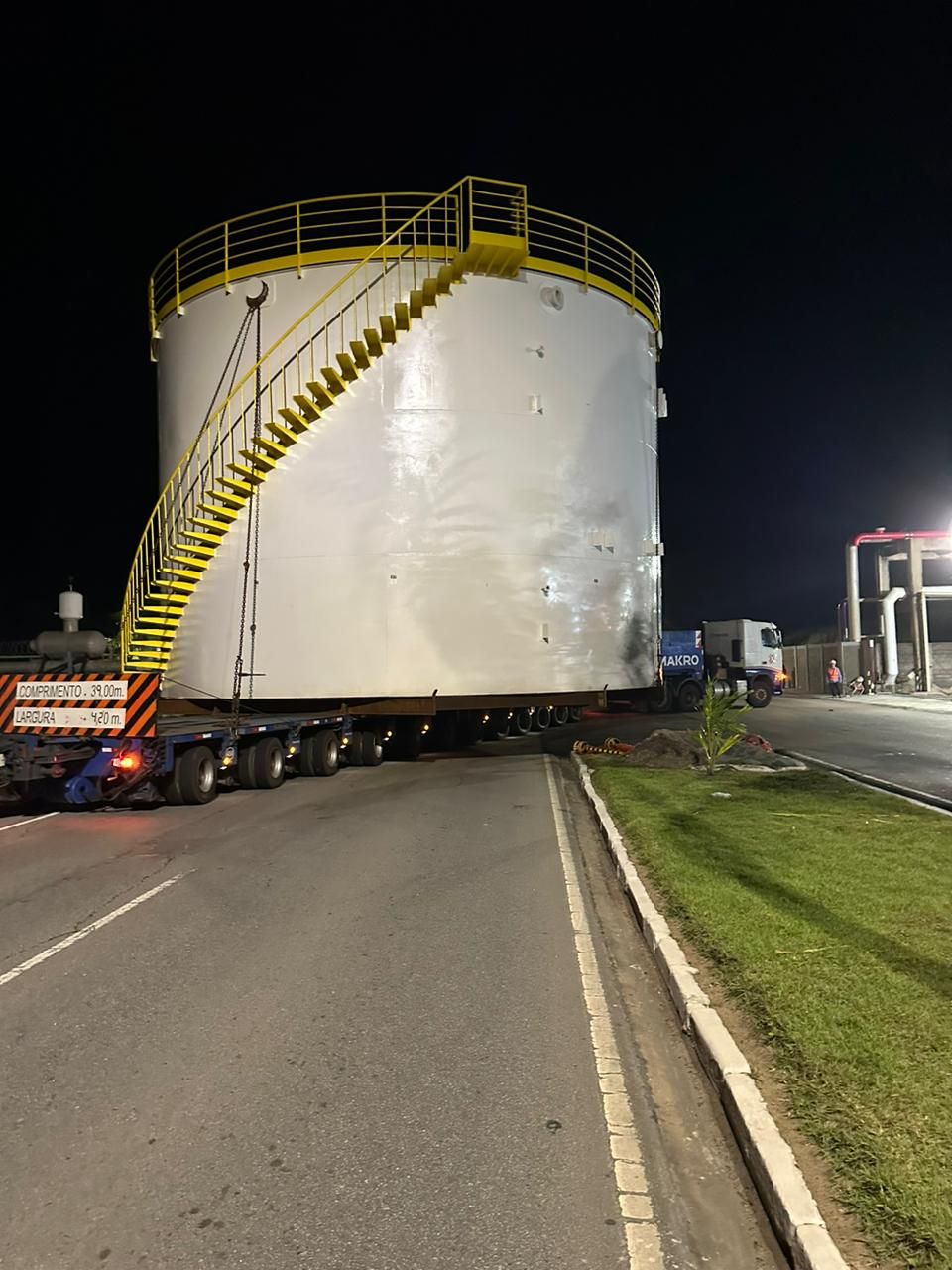 Part 1: Lifting and transporting a storage tank measuring Ø 11 m x 14.6 ...